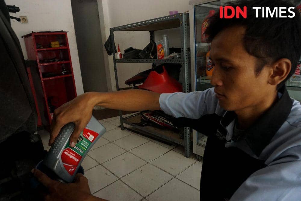 15 Rekomendasi Oli Motor Matic Terbaik, Shell hingga Evalube | IDN Times