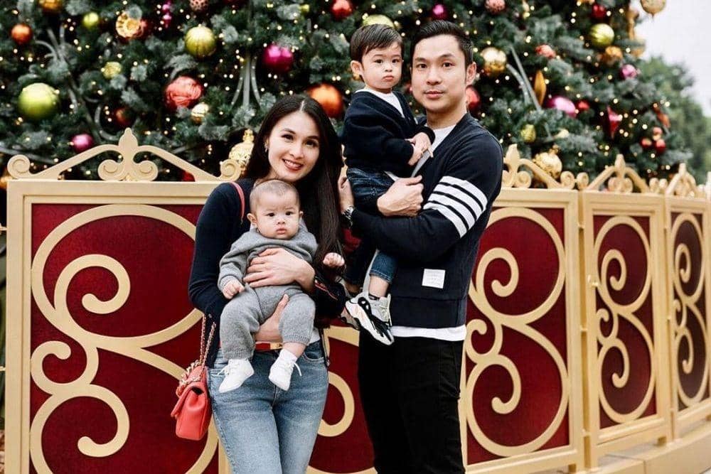 Tetap Glowing dan Menawan, 9 Potret Modis Sandra Dewi Saat Asuh A | IDN ...