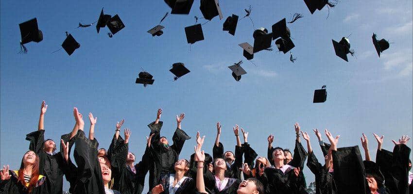 Daftar Gaji Fresh Graduate 2025 Berbagai Jurusan di Indonesia | IDN Times