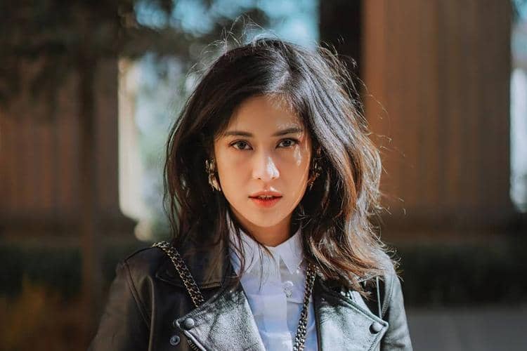 11 Gaya Mix n Match Dian Sastro dan Sneakers Andalannya | Popbela.com