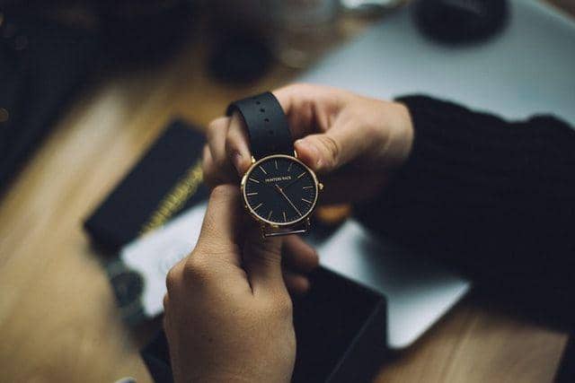 30 Rekomendasi Jam Tangan Pria Terbaik, Desain Berkelas! | IDN Times