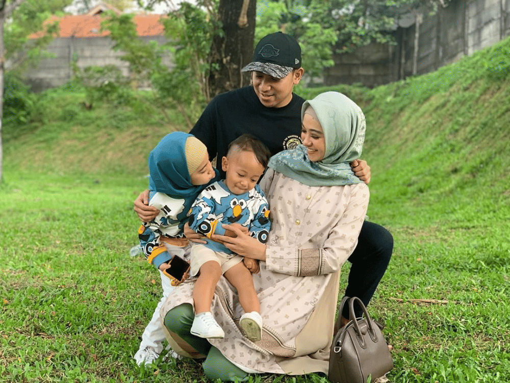 Sudah Punya Dua Anak, 10 Potret Harmonis Keluarga Kecil Poppy Bun | IDN ...