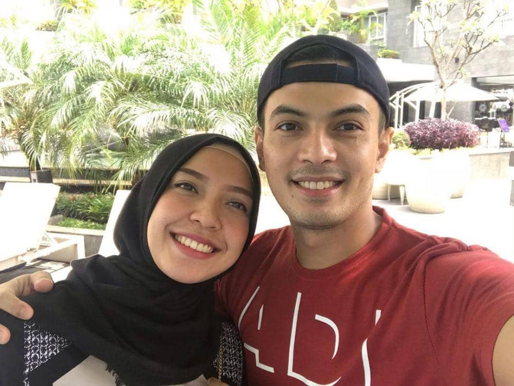 Jarang Tersorot, 10 Potret Mesra Temmy Rahadi Bareng Istri | IDN Times