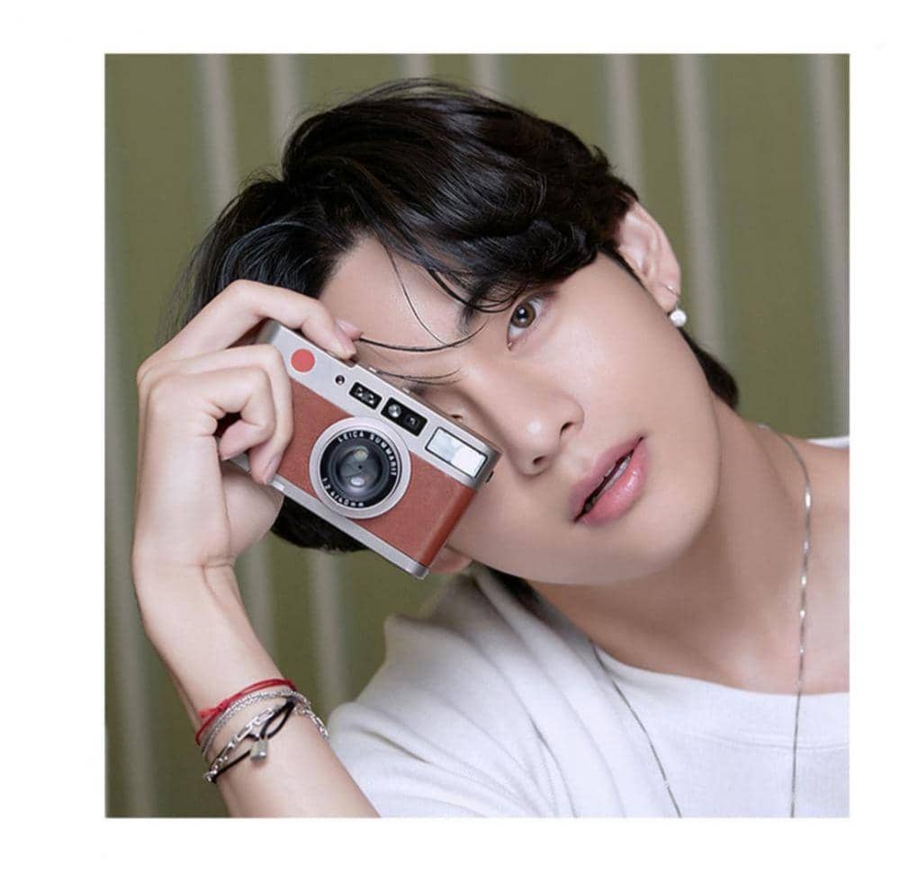 10 Potret Estetik V BTS saat Berpose dengan Kameranya | IDN Times