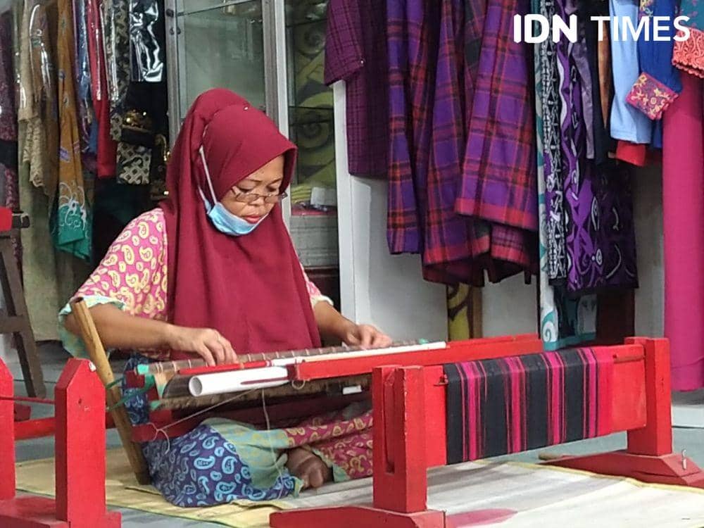 13 Merek Sarung Terbaik 2026 dan Harganya | IDN Times