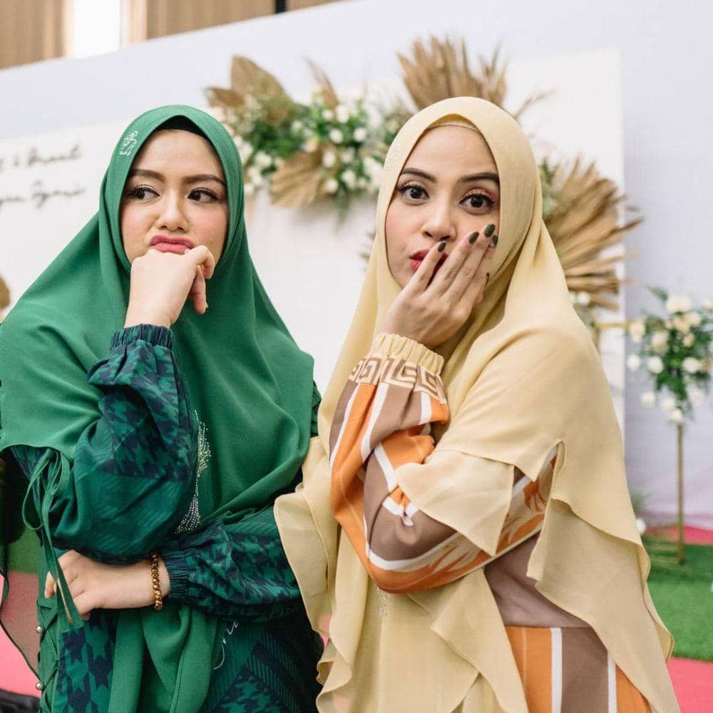 16 Tahun Bersama, 10 Potret Persabatan Tika dan Tiwi eks T2 | IDN Times