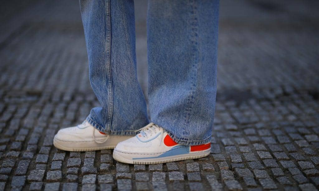 5 Inspirasi Padu-Padan Celana Jeans dan Sneakers Terbaru | Popbela.com