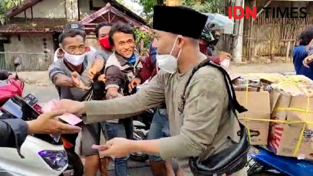 Viral, YouTuber Ujang Bustomi Bagi-bagi Uang di Cirebon | IDN Times Jabar