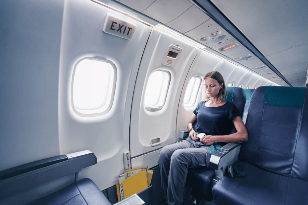 Enak dan Tidaknya Emergency Seat Pesawat | IDN Times