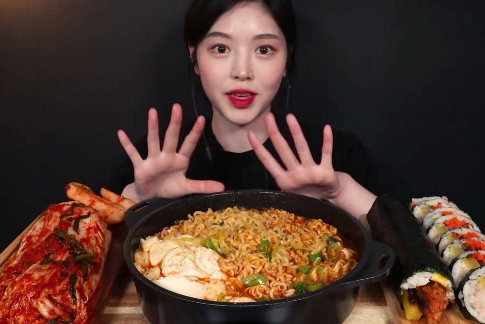 9 YouTuber Mukbang Korea Ini Jago Bikin Ngiler Tengah Malam | IDN Times