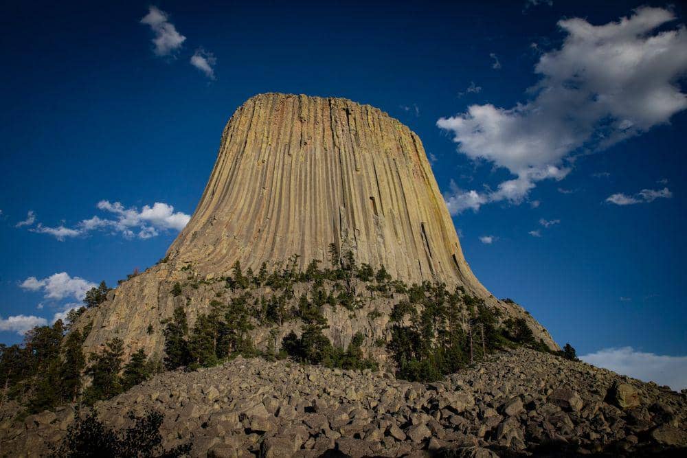9 Fakta Devils Tower, Gunung Batu Datar di Amerika Serikat | IDN Times