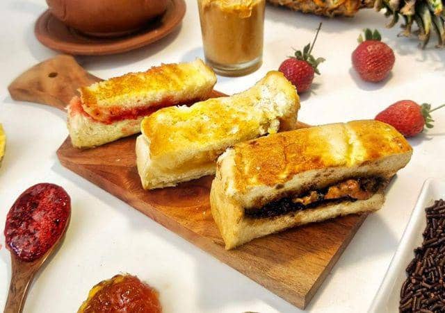 5 Roti Bakar Legendaris di Bandung, Topping Melimpah! | IDN Times