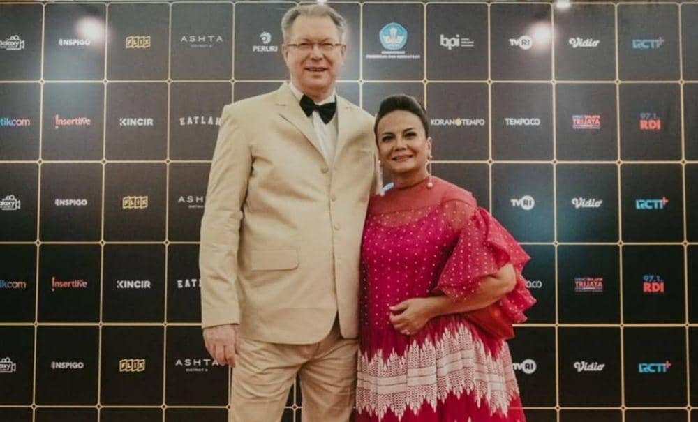 9 Potret Christine Hakim dengan Suami, 23 Tahun Menikah | IDN Times