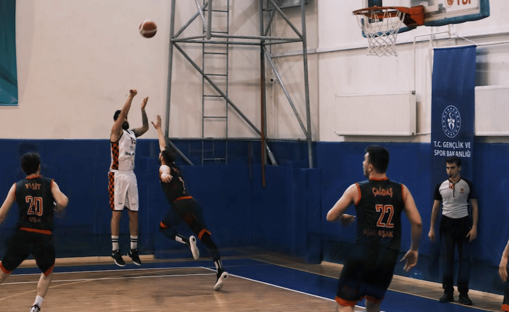 Jump Shoot: Pengertian, Cara Melakukan, dan Macam-Macamnya | IDN Times