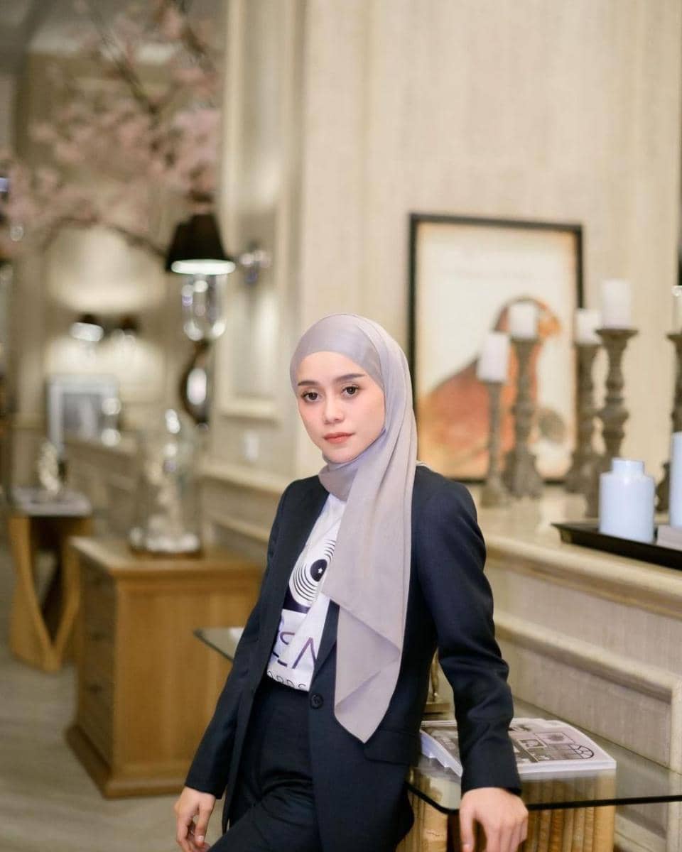 Lesti dalam Balutan Hijab Shimmer, Berkilau bak Kejora | IDN Times