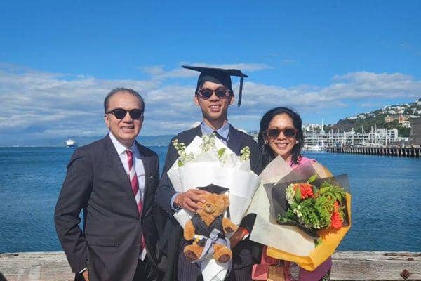 7 Potret Wisuda Adjani Anak Tantowi Yahya di Selandia Baru | IDN Times