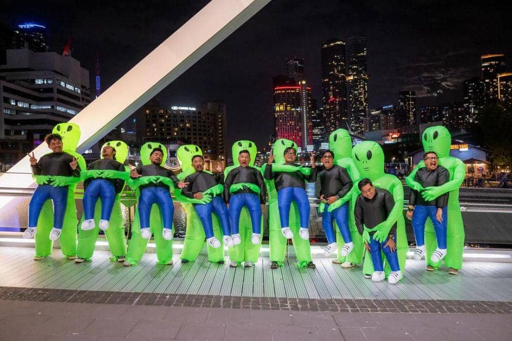 Potret Kocak The Prediksi Pakai Kostum Alien di Melbourne | IDN Times