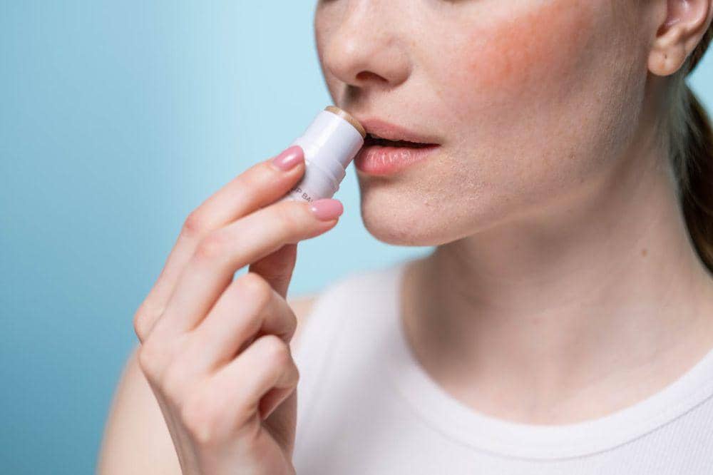 5 Waktu Terbaik Memakai Lip Balm agar Bibir Sehat Terawat | IDN Times