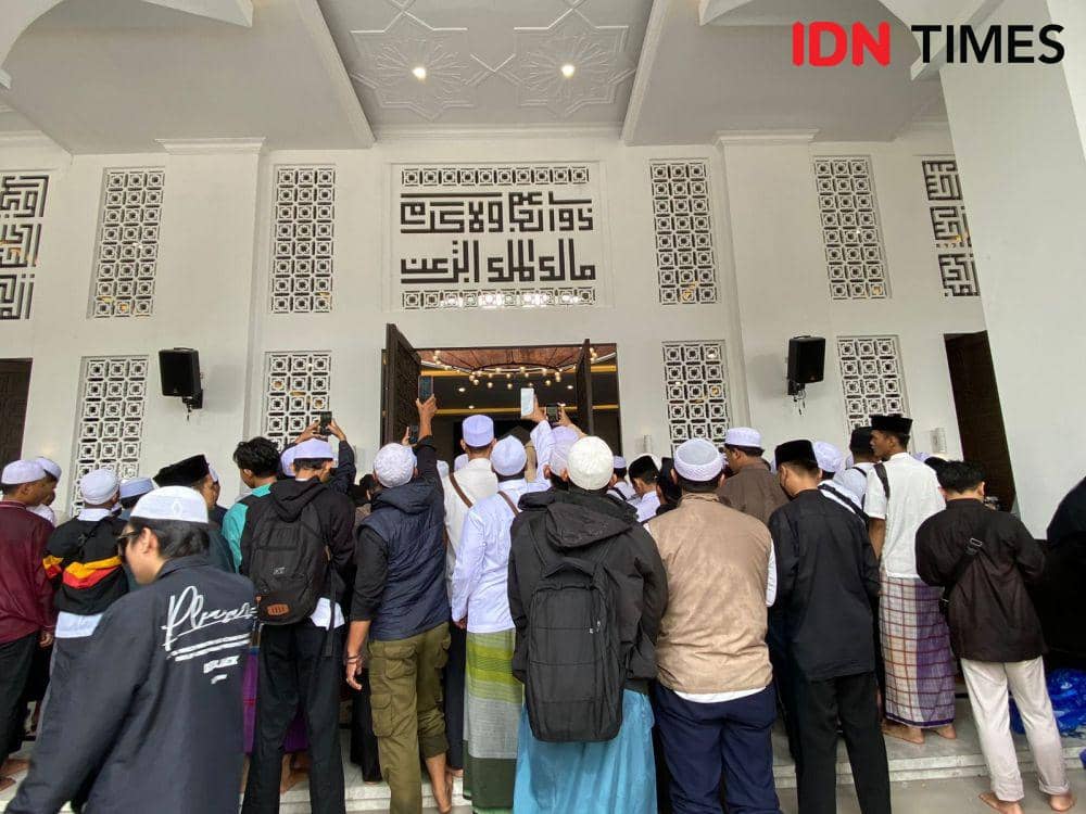 Ribuan Jemaah Iringi Pemakaman Habib Hasan bin Ja'far | IDN Times