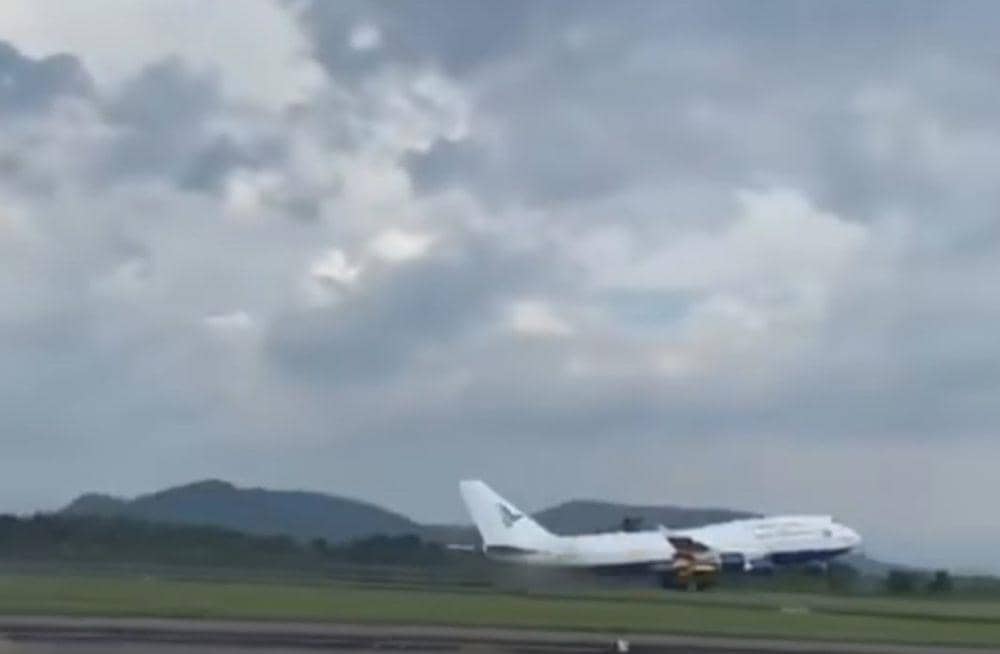 Viral Percikan Api di Mesin Pesawat Garuda Makassar-Madinah | IDN Times ...