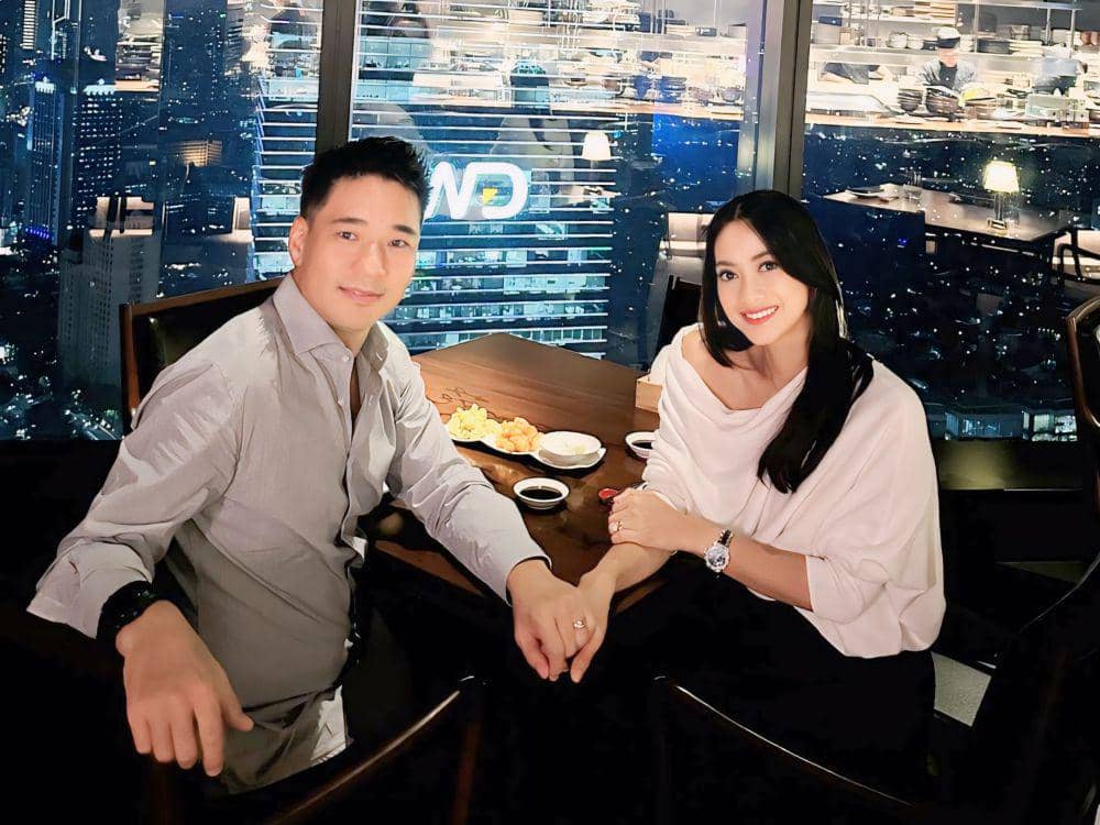 7 Potret Wedding Anniversary Ke-10 Rini Yulianti dan Suami | IDN Times