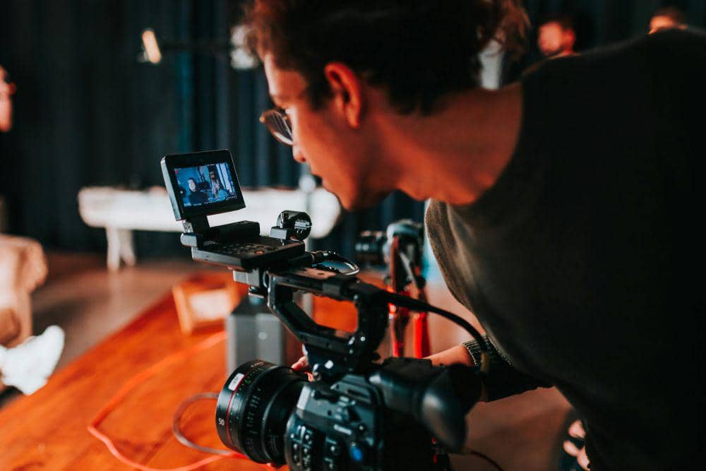 7 Daftar Lagu buat Iringi Video Cinematic, Catchy Banget! | IDN Times