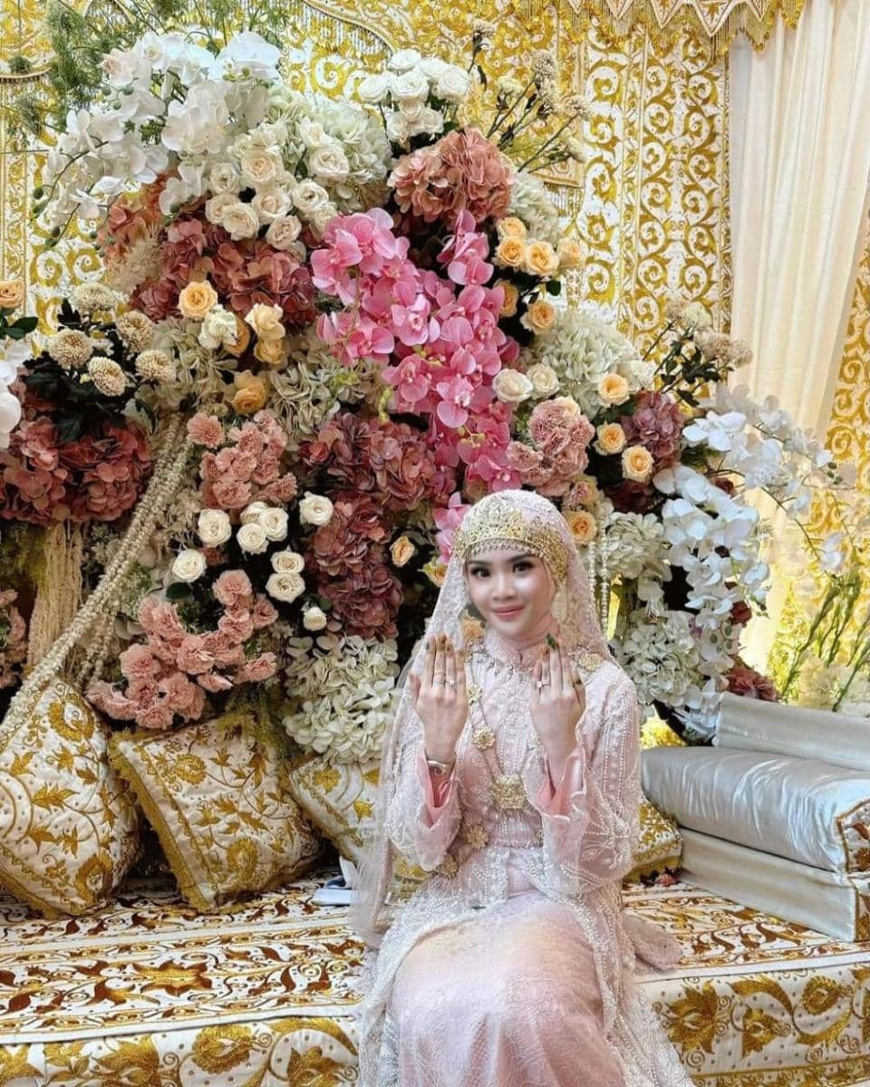 Siapa Dea Sahirah, yang Sudah Sah Jadi Istri Chand Kelvin? | IDN Times