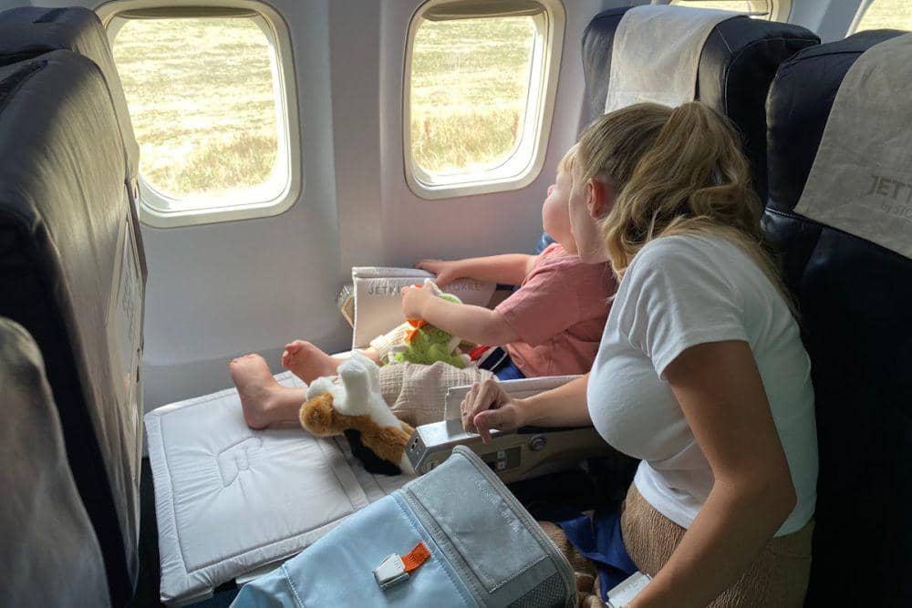 Perbedaan Aisle, Middle, dan Window Seat Pesawat Terbang | IDN Times