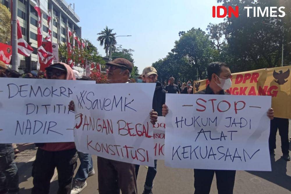 32 Kata-kata Slogan Demo DPR 22 Agustus 2024, Sorakan! | IDN Times