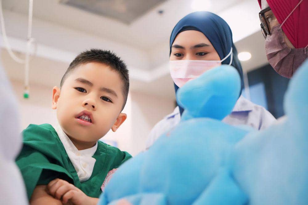 11 Potret Anak Oki Setiana Dewi Jalani Terapi Stemcell | IDN Times