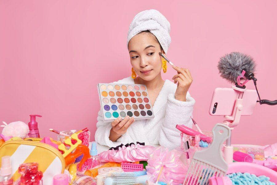 7 Tren Makeup Viral TikTok Sepanjang 2024 | IDN Times