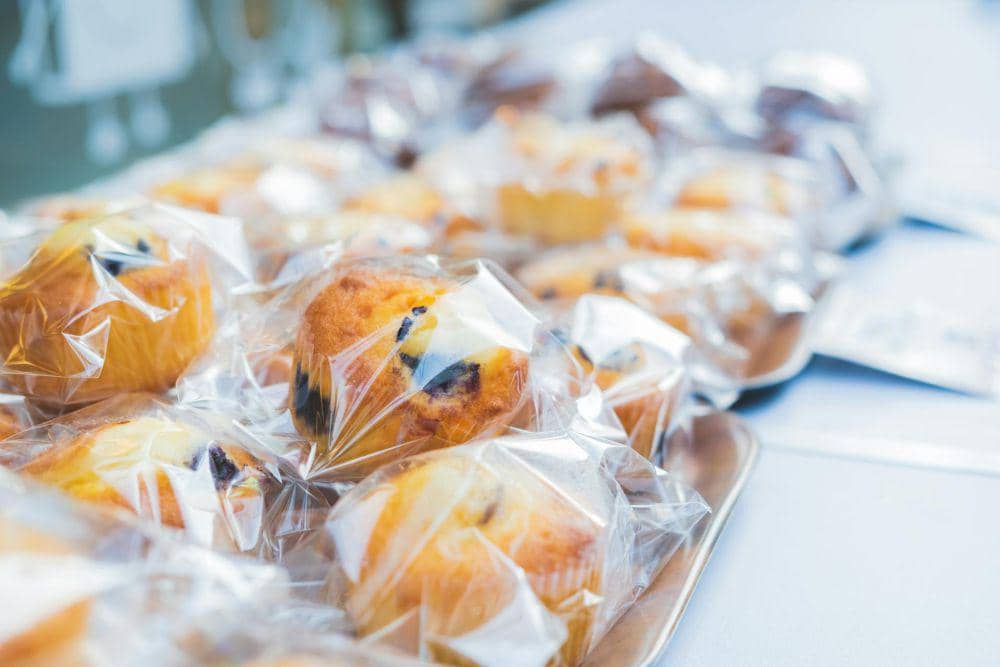 5 Tips Mengemas Kue dalam Plastik, Rapi dan Tak Belepotan | IDN Times