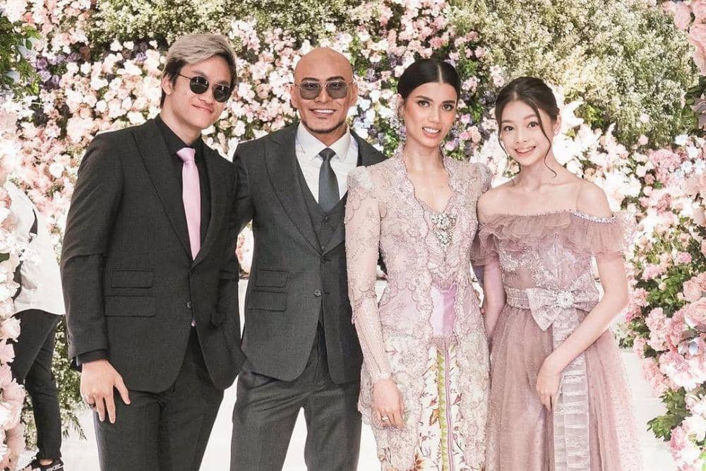 7 Fakta Keluarga Deddy Corbuzier, Ibunya Pernah Mau Mualaf | Popbela.com