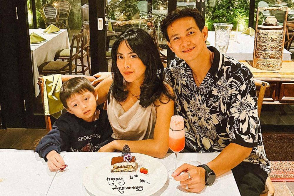 8 Potret Marcell Darwin Rayakan Ulang Tahun Pernikahan ke-5 | IDN Times
