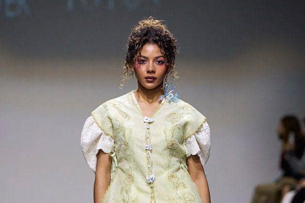 7 Potret Menawan Zsa Zsa Utari Tampil di Dubai Fashion Week | IDN Times