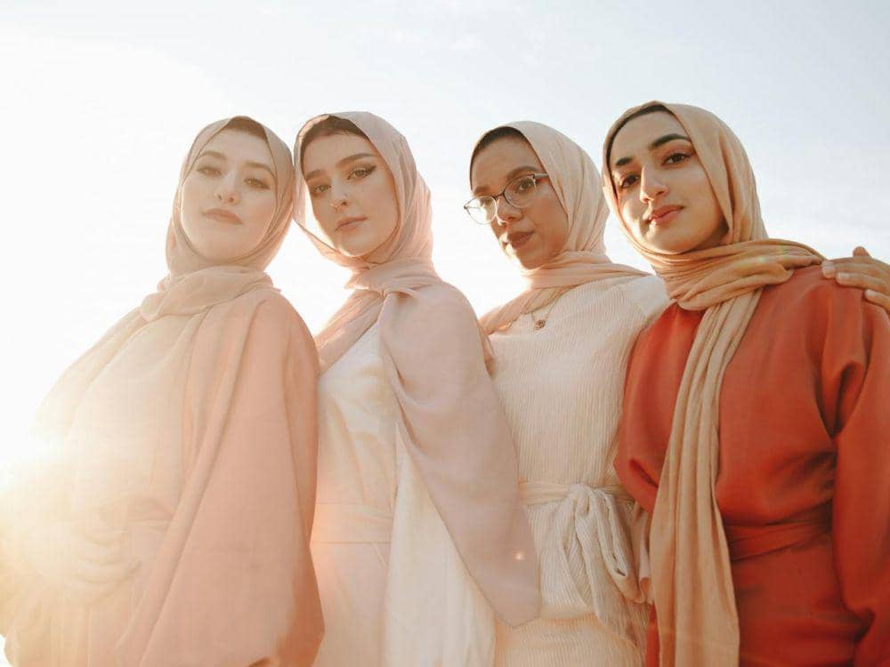 7 Ide Dresscode Bukber 2025 yang Lucu, Seru-seruan Bareng! | IDN Times