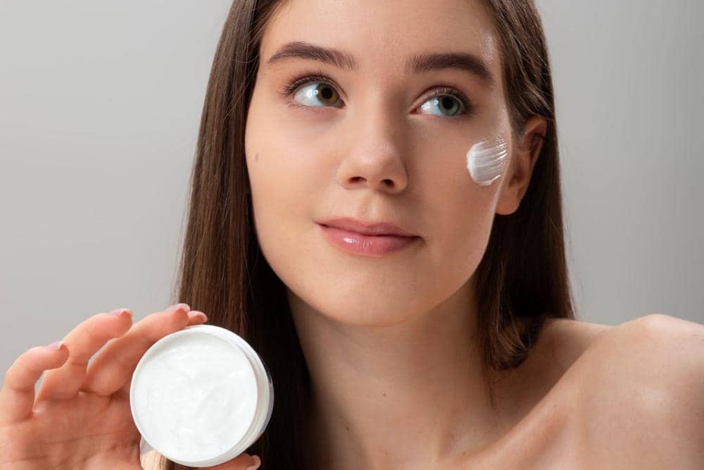 5 Rekomendasi Moisturizer Tanpa Fragrance, Aman Digunakan | Popbela.com