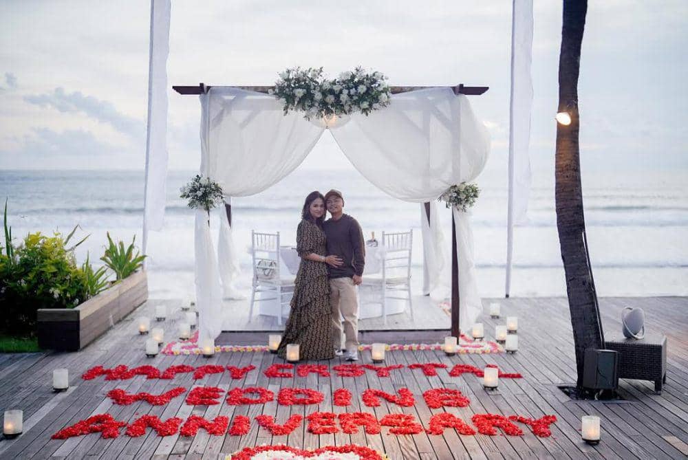 7 Foto Wendi dan Istri Rayakan Ulang Tahun Ke-15 Pernikahan | IDN Times