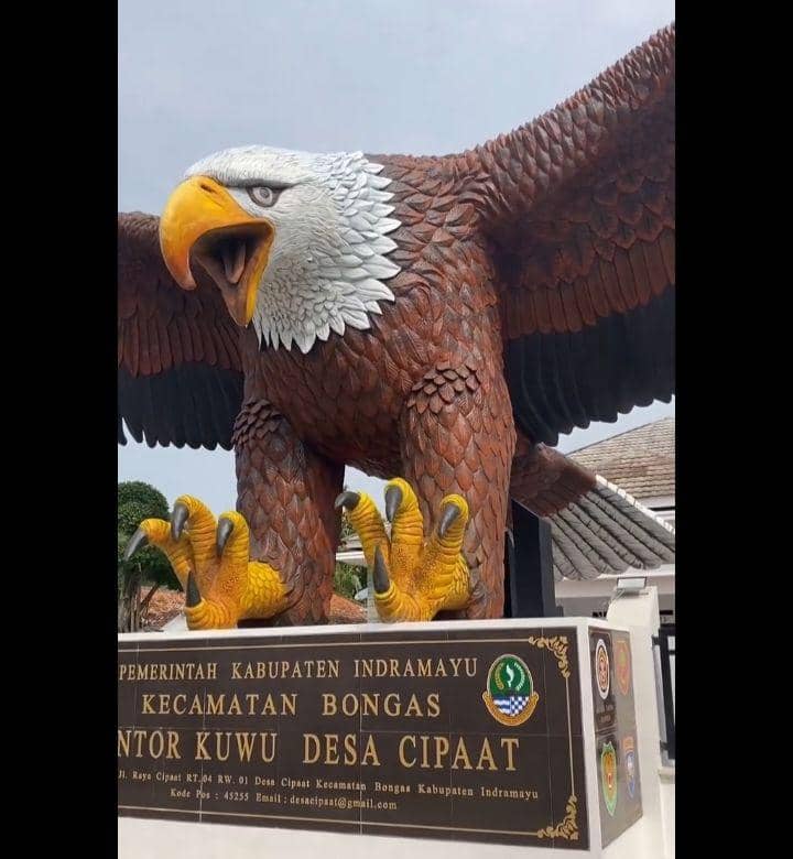 Desa di Indramayu Punya Patung Rajawali Gagah | IDN Times Jabar
