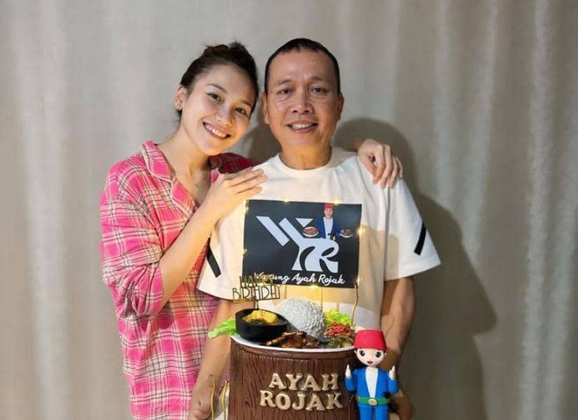 Ulang Tahun Ayah Ojak, Ayu Ting Ting Tulis Ucapan Menyentuh | IDN Times