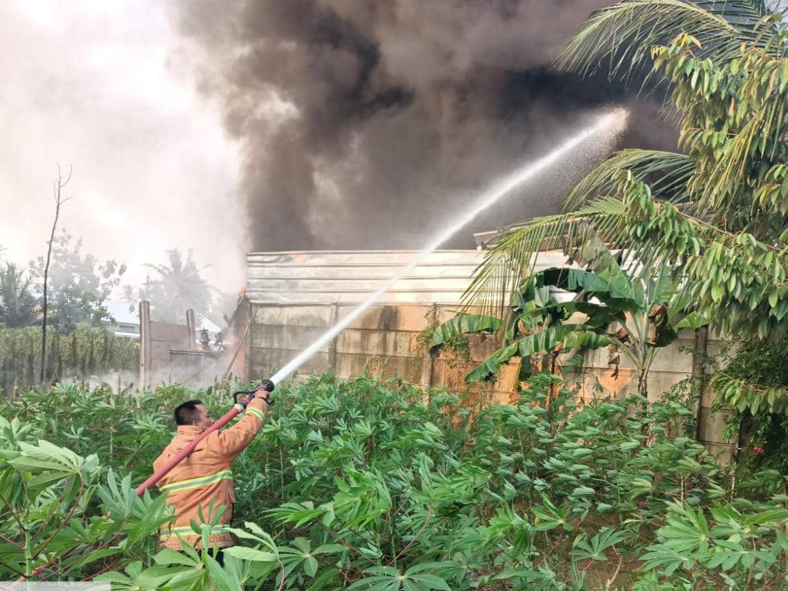 Damkar 4 Jam Berjibaku Padamkan Api di Gudang, Temukan Jeriken CPO ...
