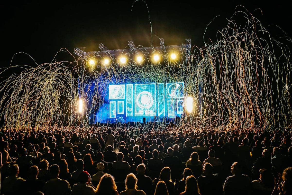 Inspirasi Bisnis Jasa di Tempat Konser | IDN Times
